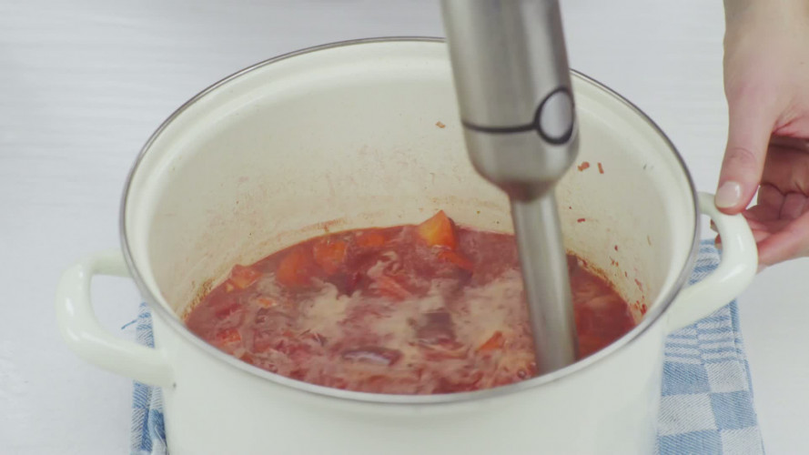 Bietensoep met zure room & groentechips Stap 4.mp4 video - Allerhande ...